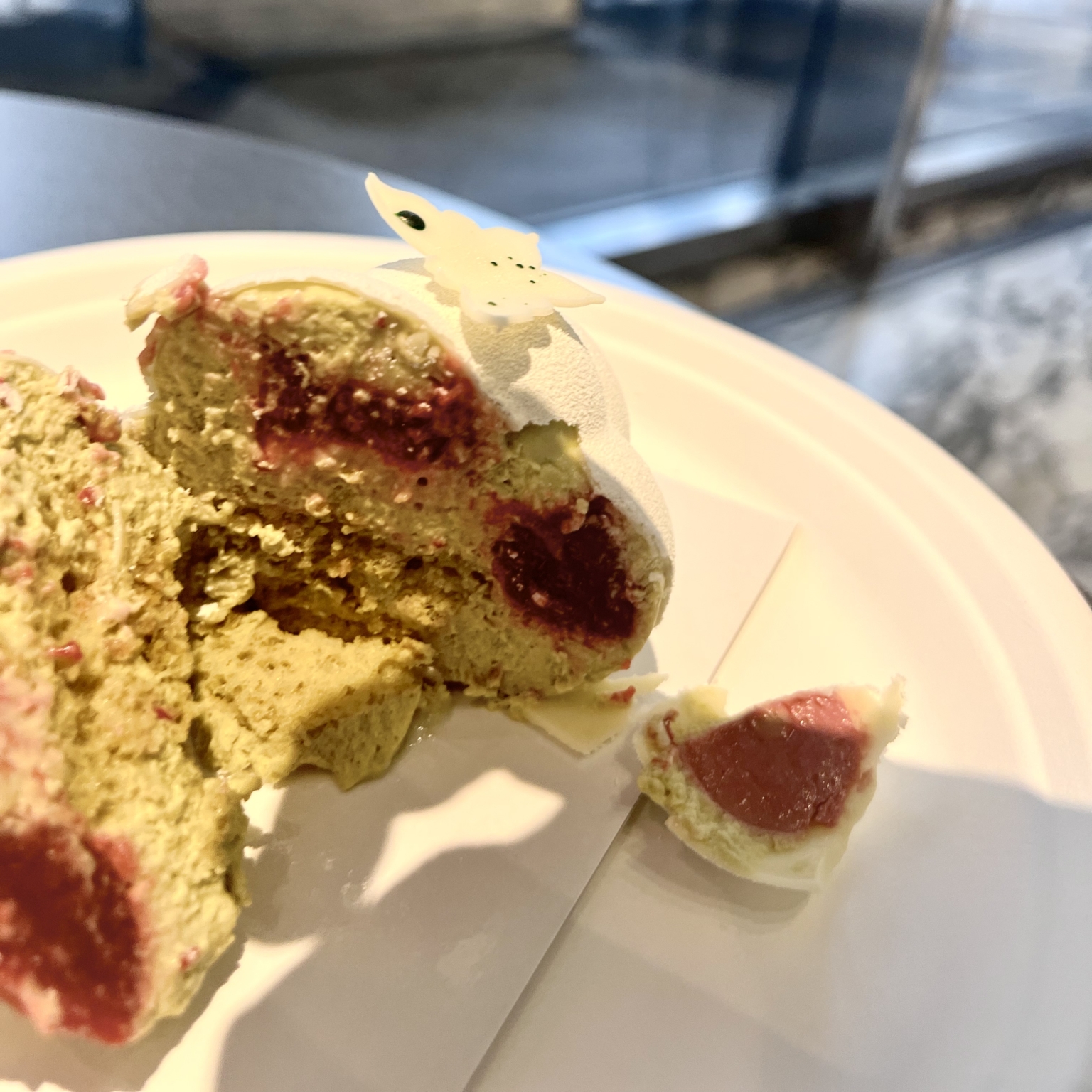 ピスタチオの豊潤なコクがたまらない新作が登場！「KUMOピスタチオ＆ラズベリー」マンダリンオリエンタル東京（日本橋） | 主婦の甘美なおやつ探求